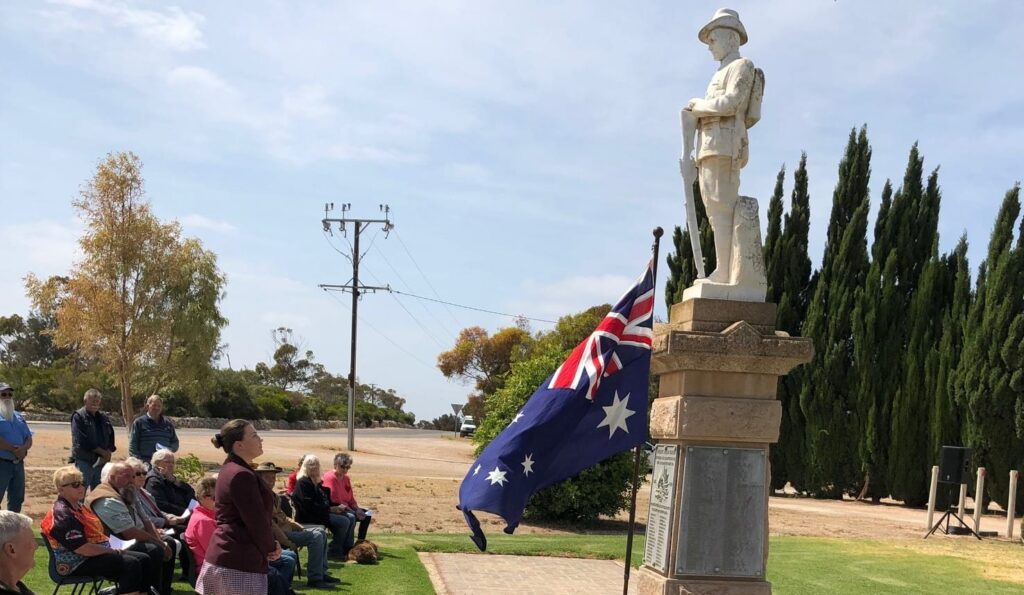 Good turnout for Streaky Bay service | Eyre Peninsula Advocate